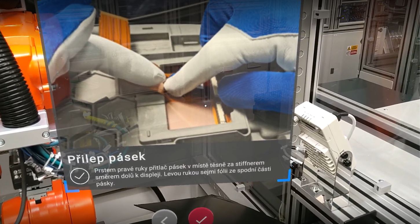 Zaškolení operátora pomocí chytrých brýlí Microsoft HoloLens 2 ...